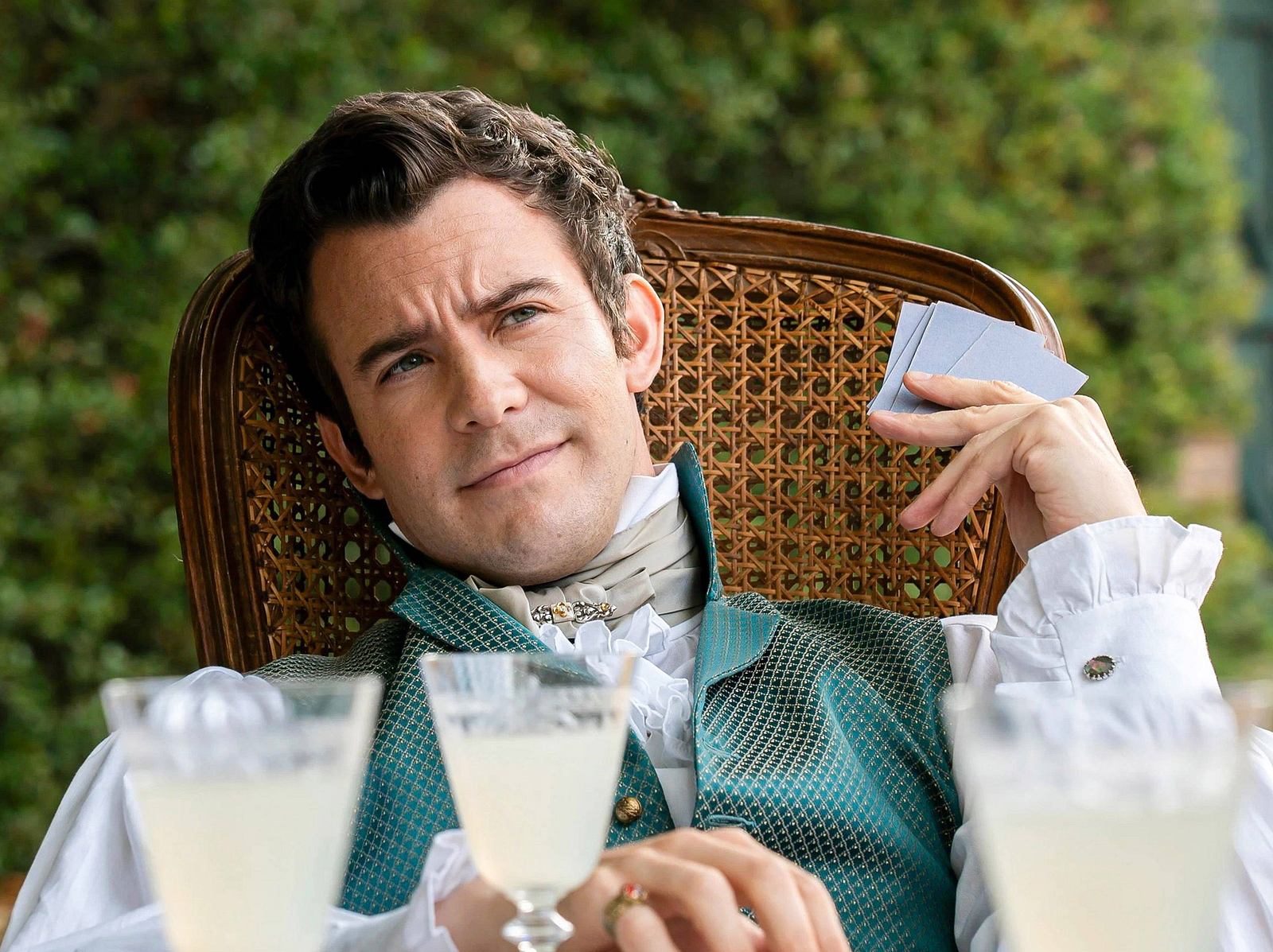 Luke Thompson: Freundin, Theater, Instagram - Alles, was du über ihn ...