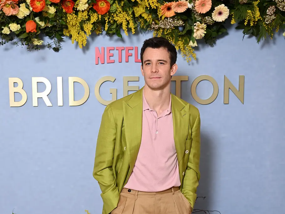 Luke Thompson: Freundin, Theater, Instagram - Alles, was du über den ...