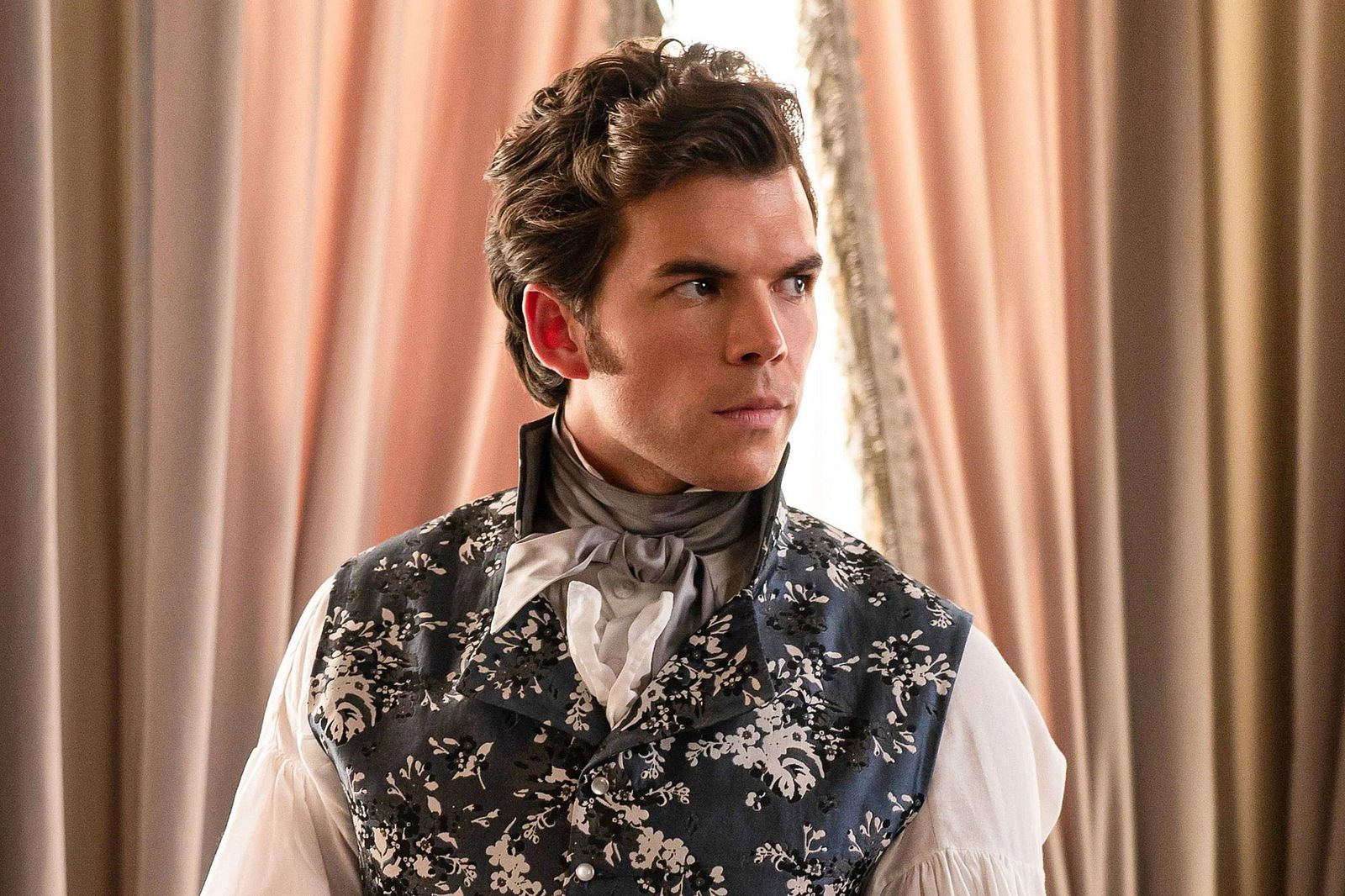 Luke Newton: Freundin, Alter & Instagram! Alles, was du über ihn wissen ...