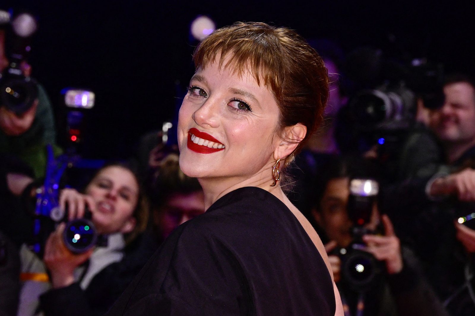 Jella Haase: So tickt Chantal im Märchenland ganz privat! | Wunderweib