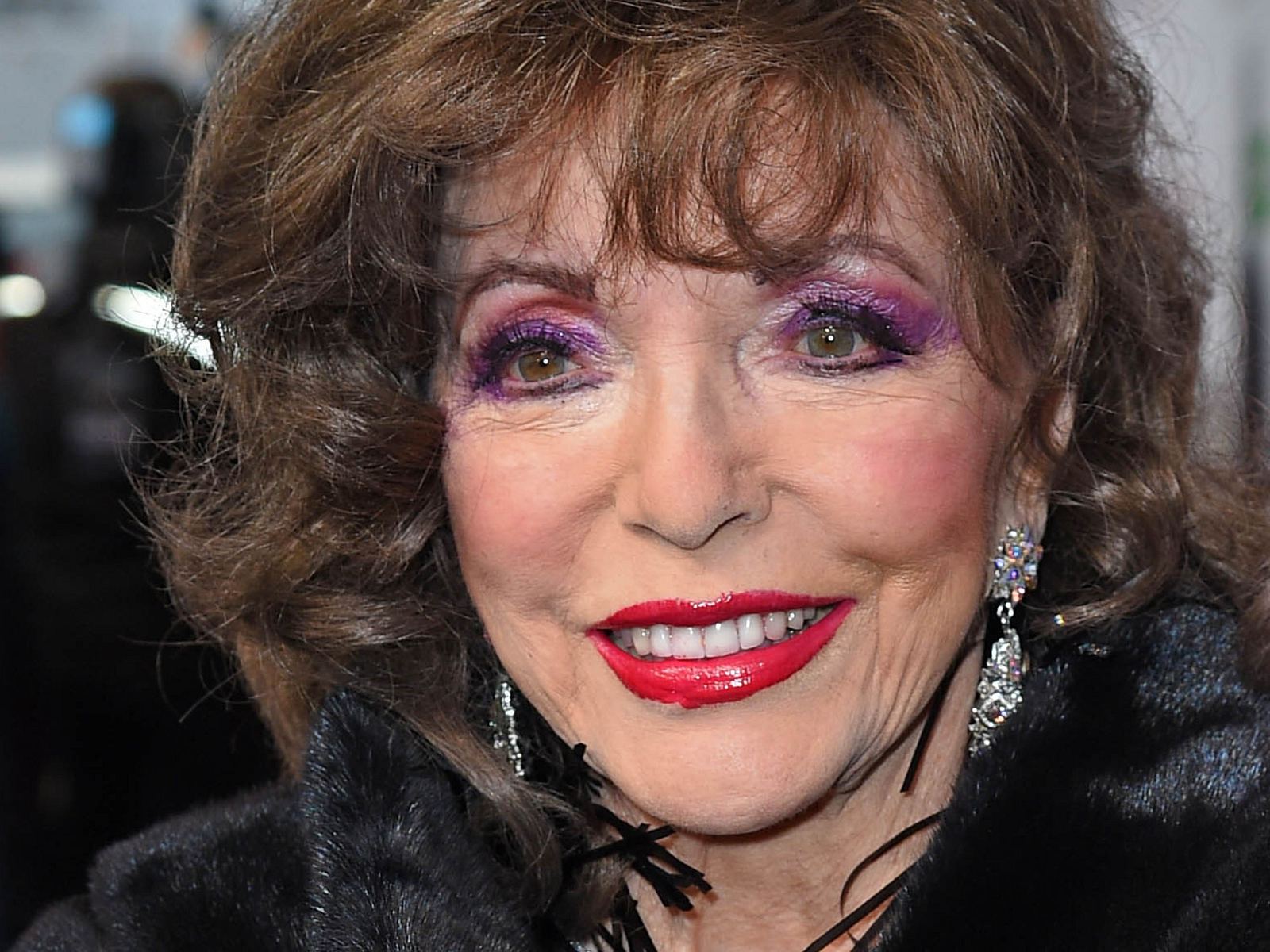 Joan Collins (89) verrät ihr Jungbrunnen-Geheimnis! | Wunderweib