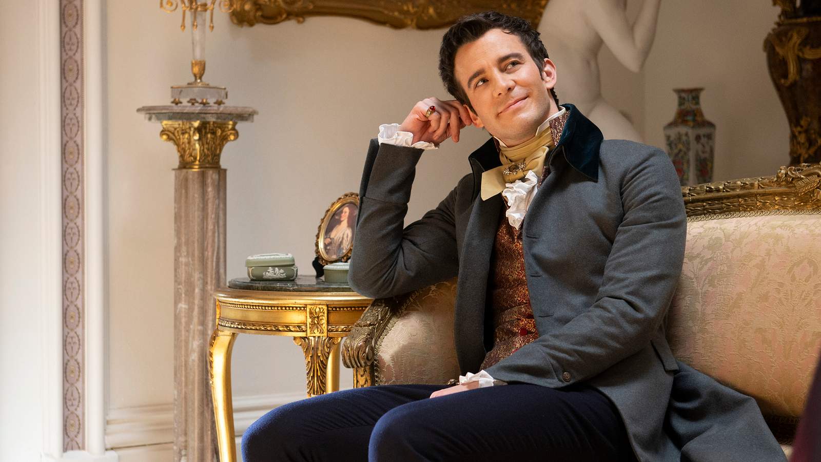 Luke Thompson: Freundin, Theater, Instagram - Alles, was du über den ...