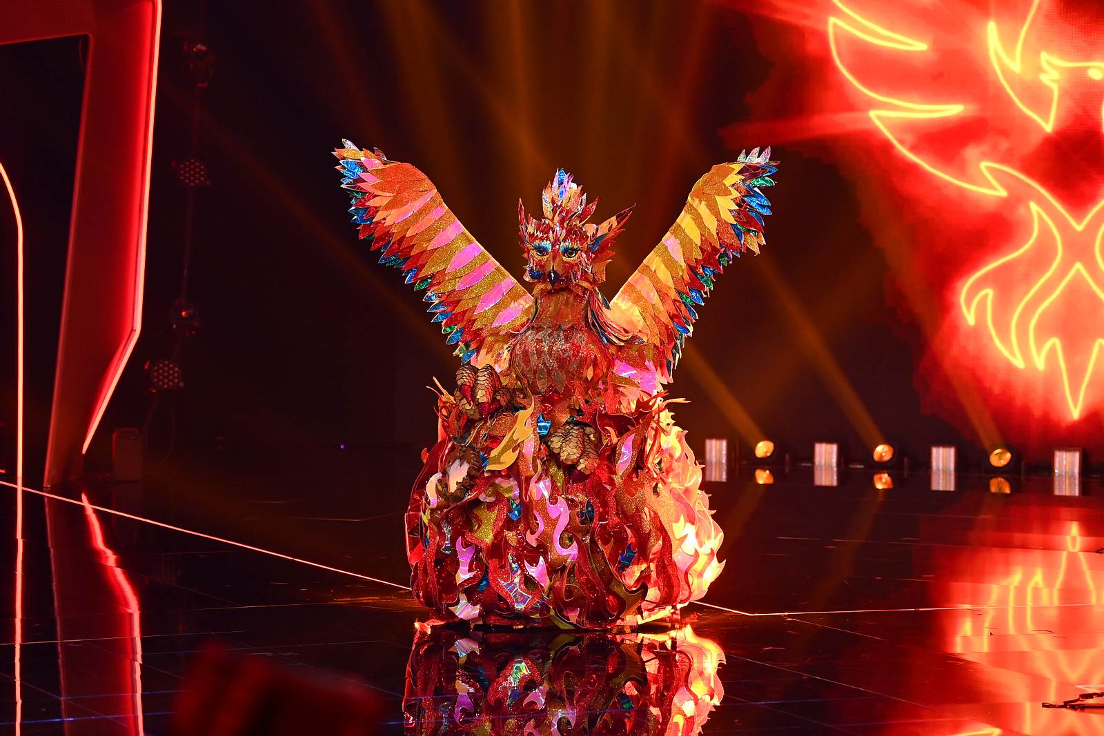 Masked Singer 2021: Phoenix enthüllt - Dieser Promi steckt dahinter ...