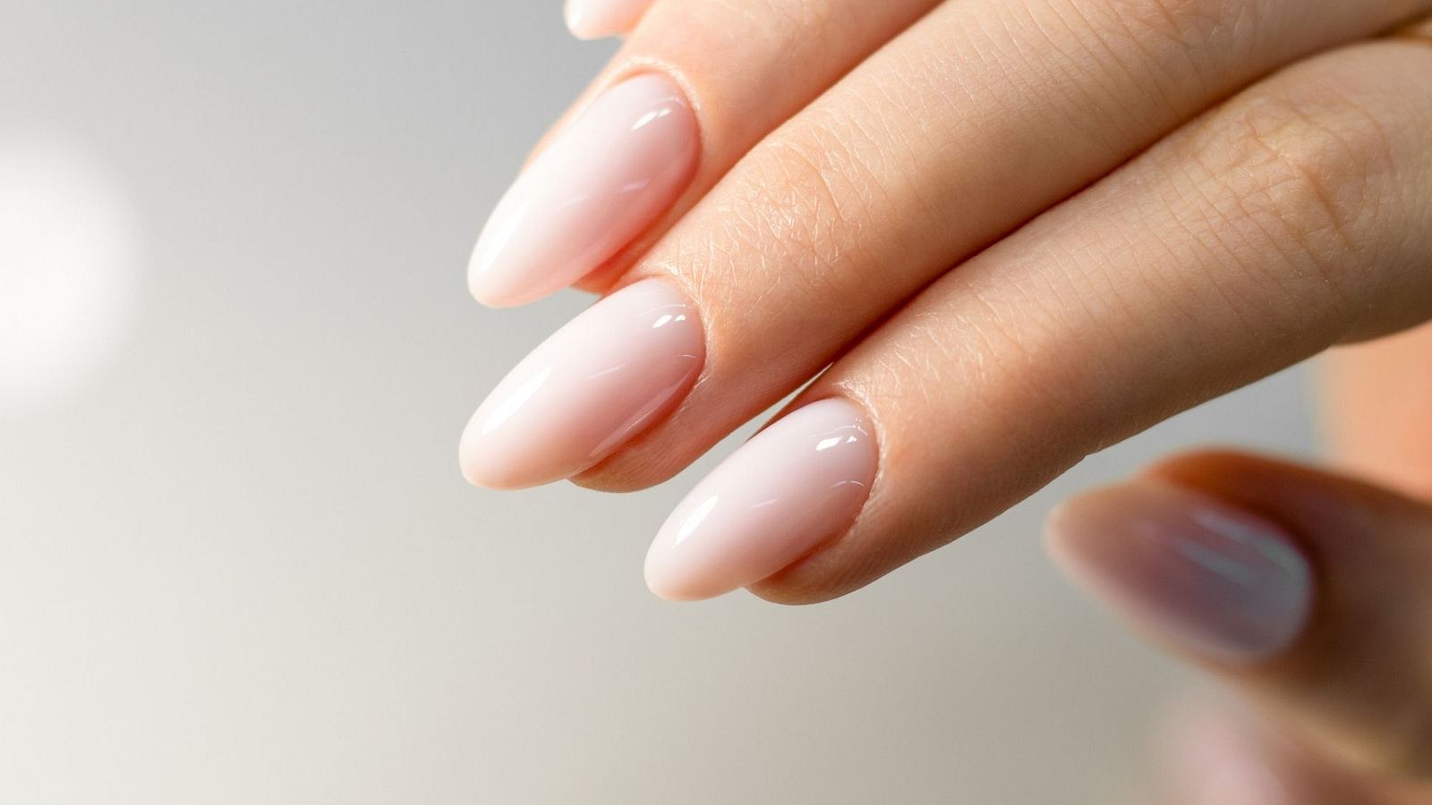 "Moonstone Nails": Alle tragen jetzt diesen Nageltrend! | Wunderweib