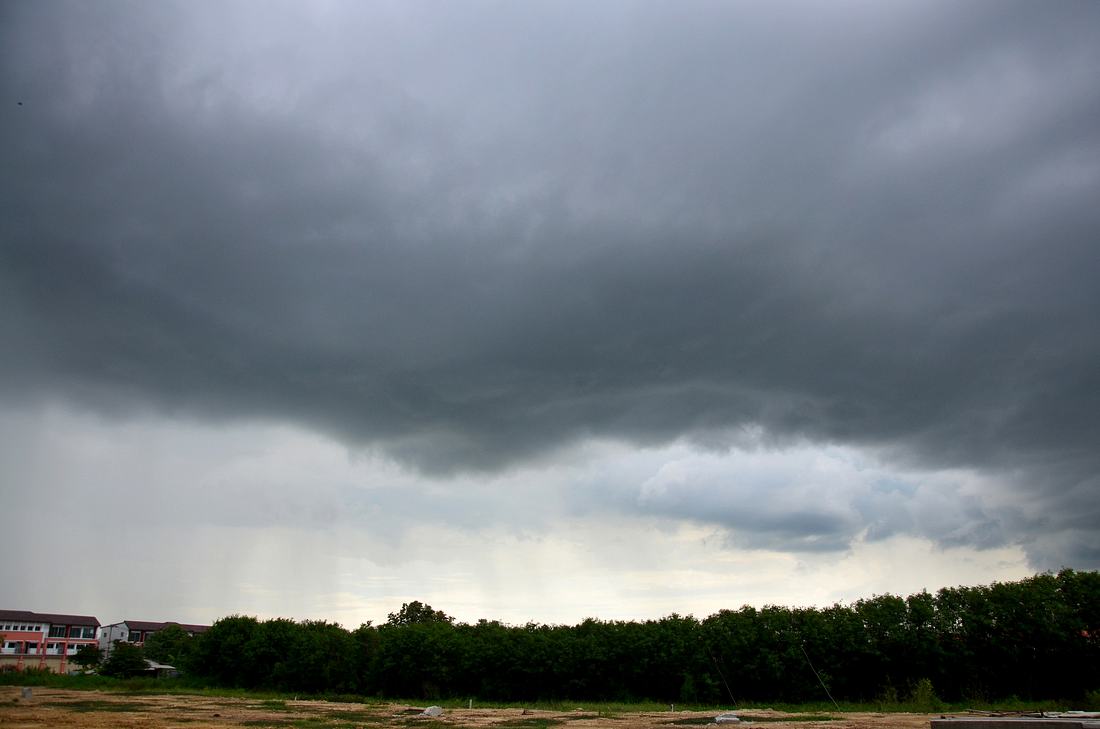 Nimbostratus Wolken Onweerswolken Over Middeleeuws Bergkasteel Stock