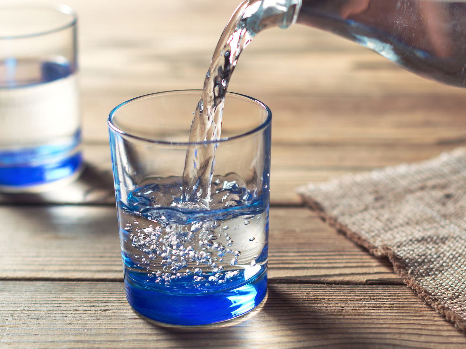 Raw Water: Wie gesund ist der Quellwasser-Trend aus den USA wirklich ...