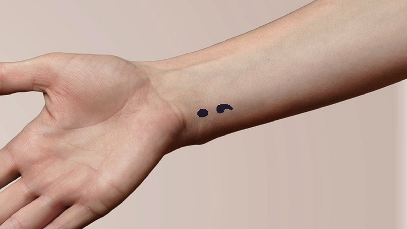 Semikolon Tattoo Finger
