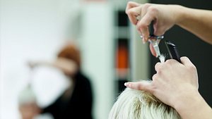 Stufenschnitt für mittellange Haare: Diese 5 modernen Frisuren stehen ...