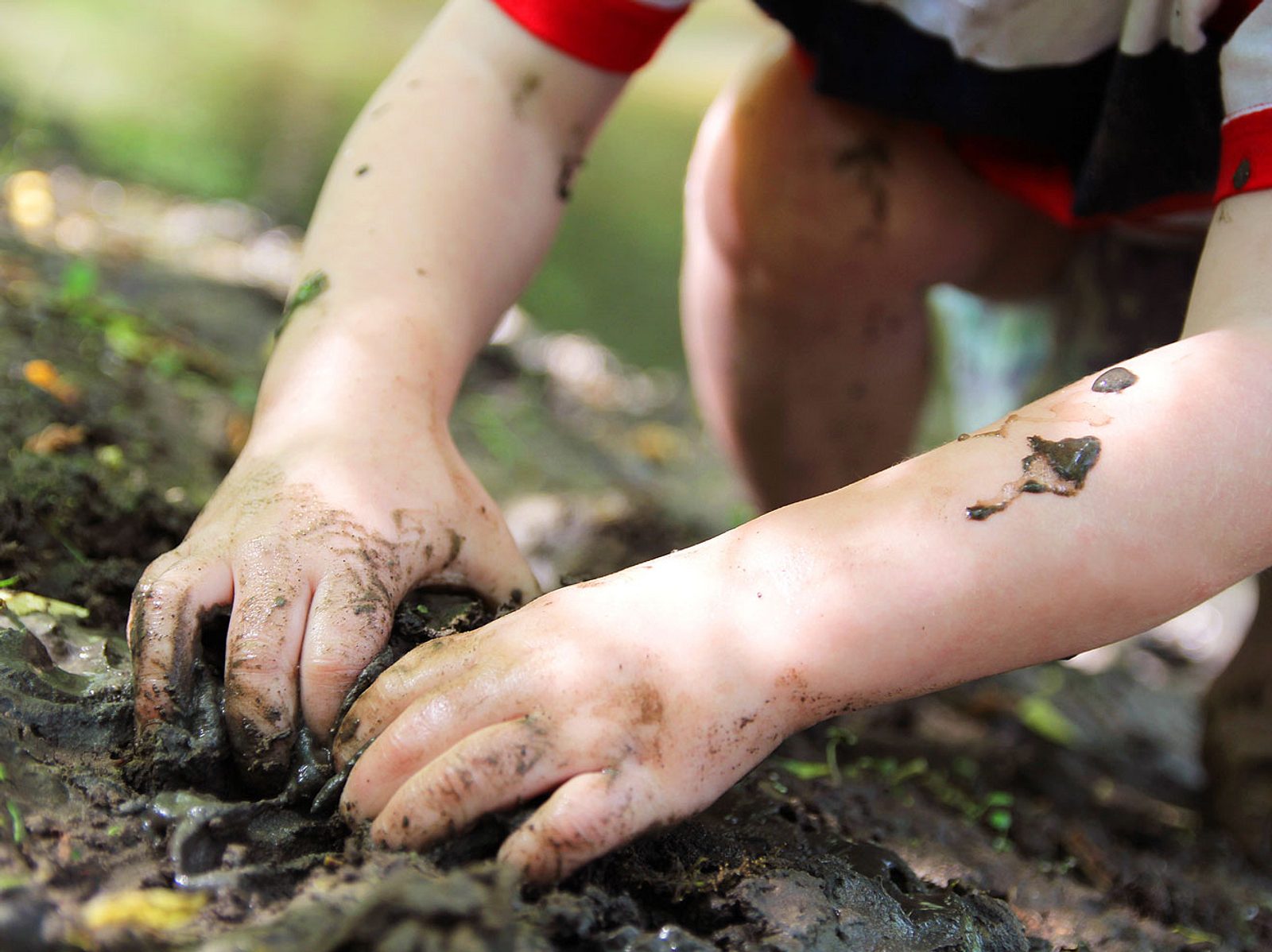 Wie gefährlich ist Dreck eigentlich für unsere Kinder? | Wunderweib